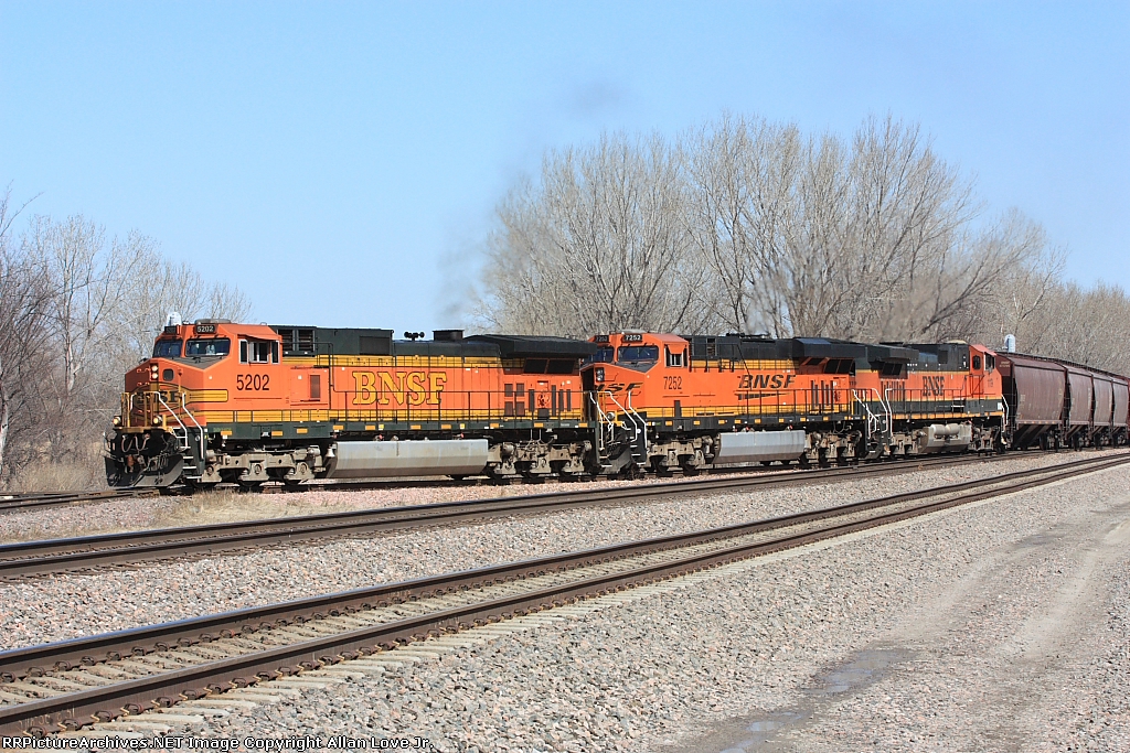 BNSF 5202 north
